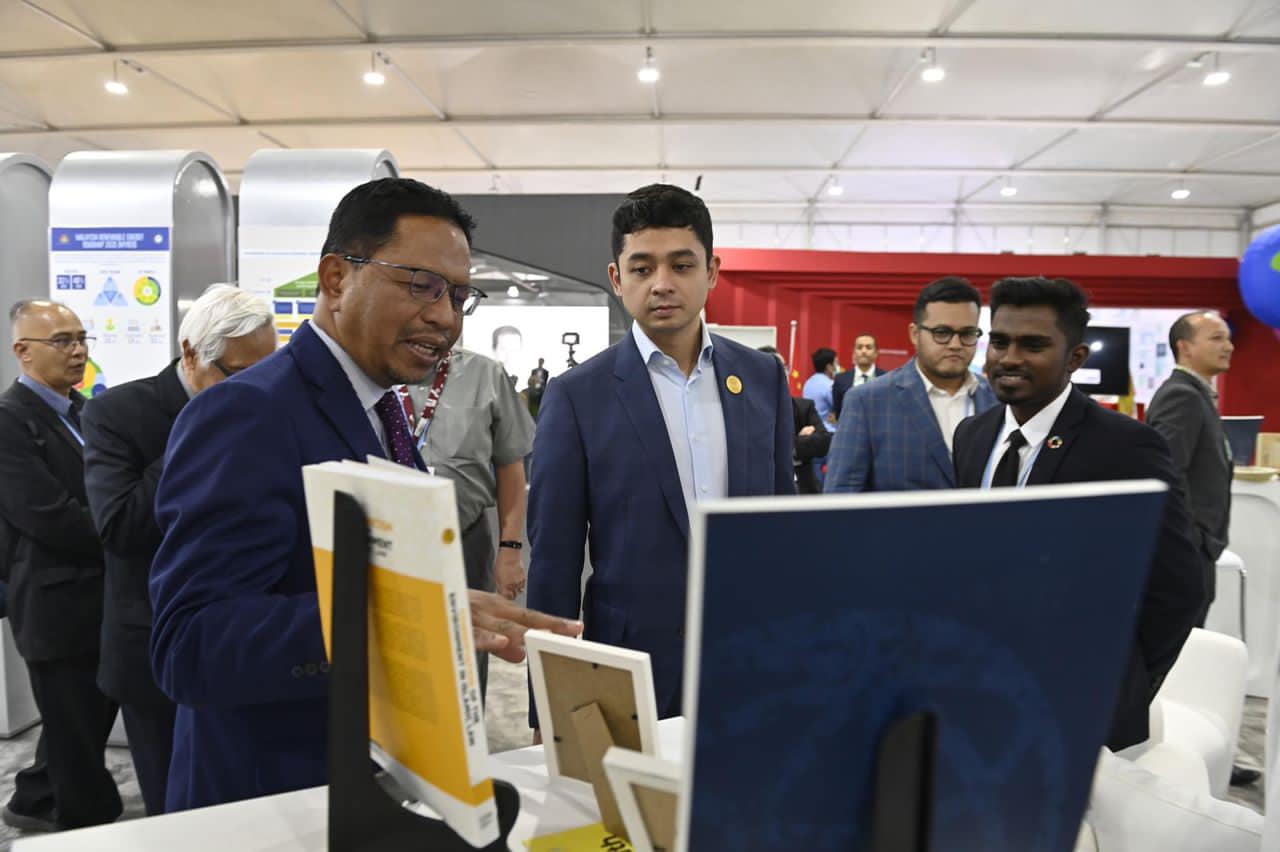 The Regent of Pahang visited the Malaysia Pavilion at the UNFCCC COP27 ...